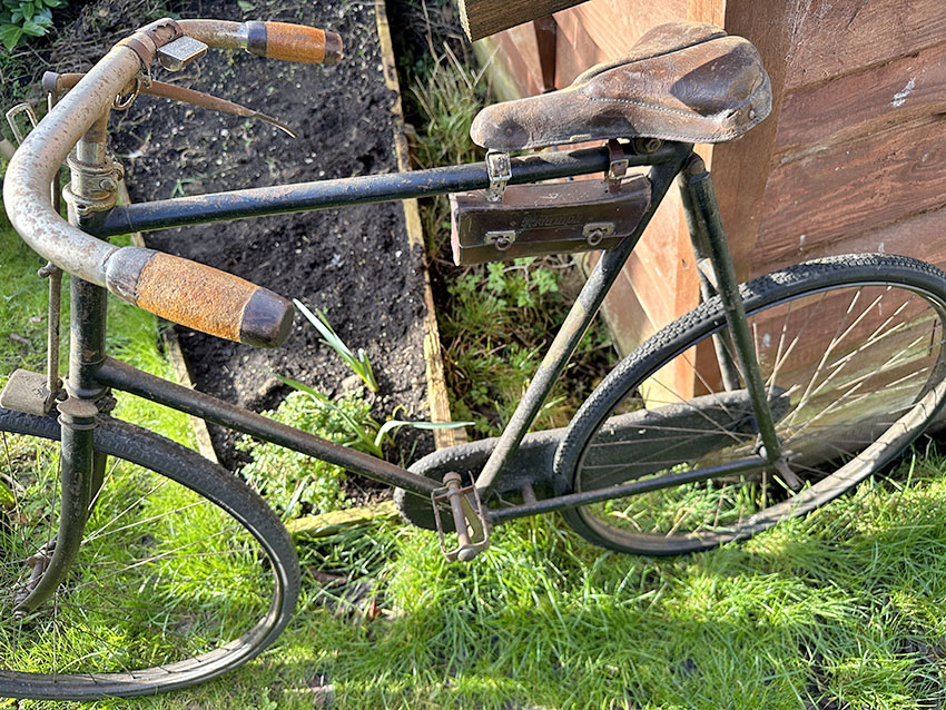 1890s ‘The Cyclist’ handlebar-mounted match safe / ashtray – The Online ...